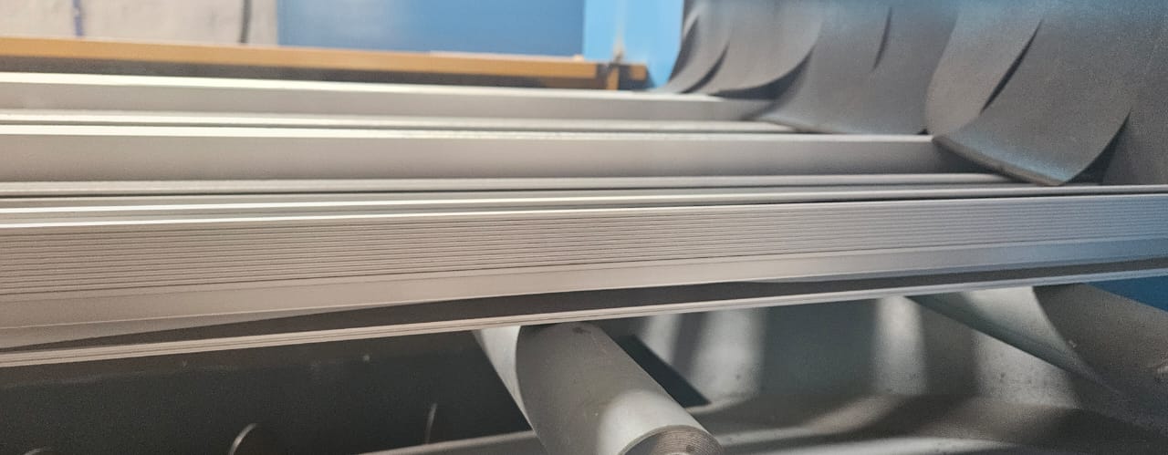 ALUMINUM EXTRUSION PROFILE SHOT BLASTING MACHINE – Abrablast